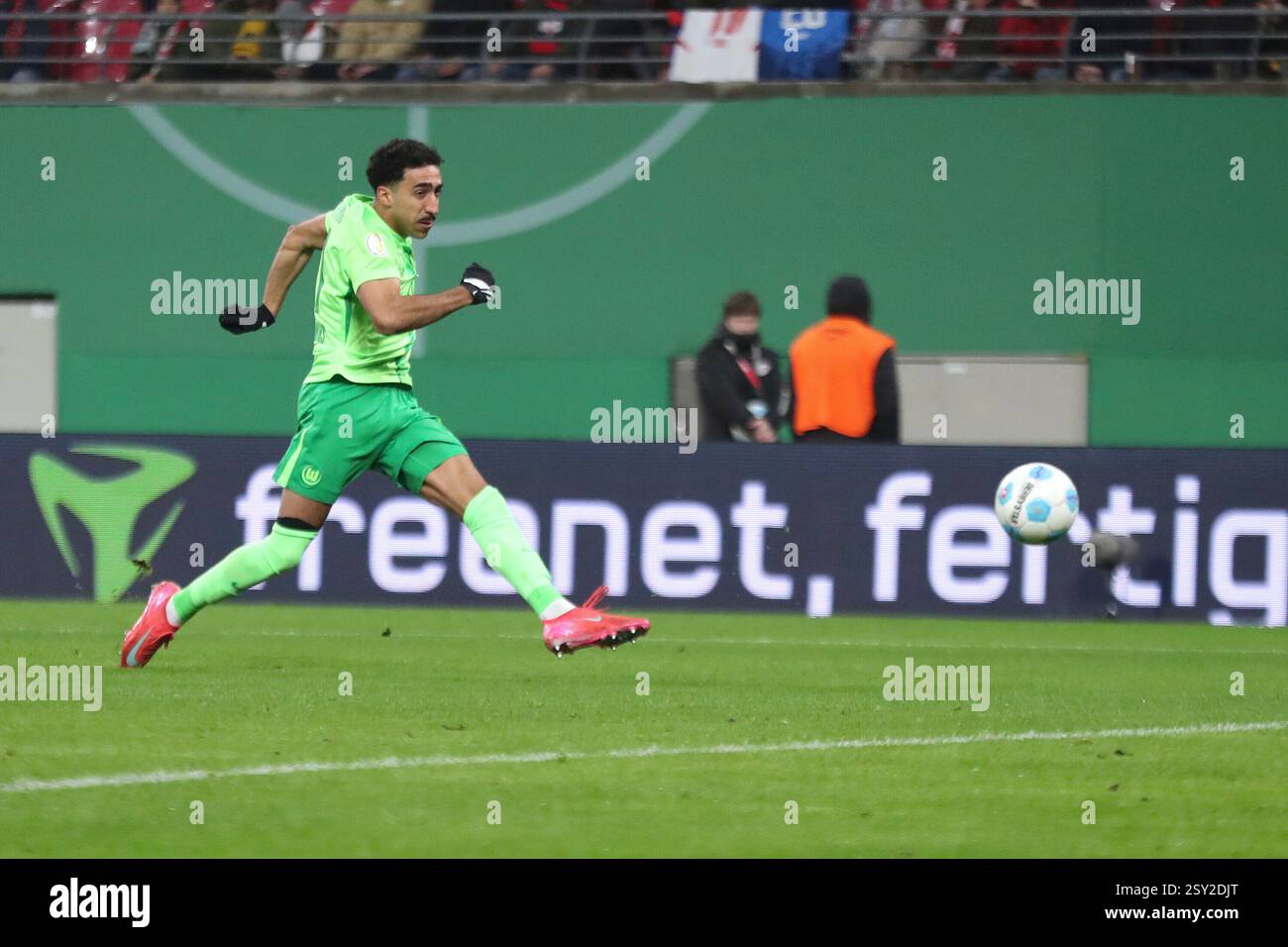 Leipzig, Deutschland. 26th Feb, 2025. Tiago Tomas (11, VfL Wolfsburg ...