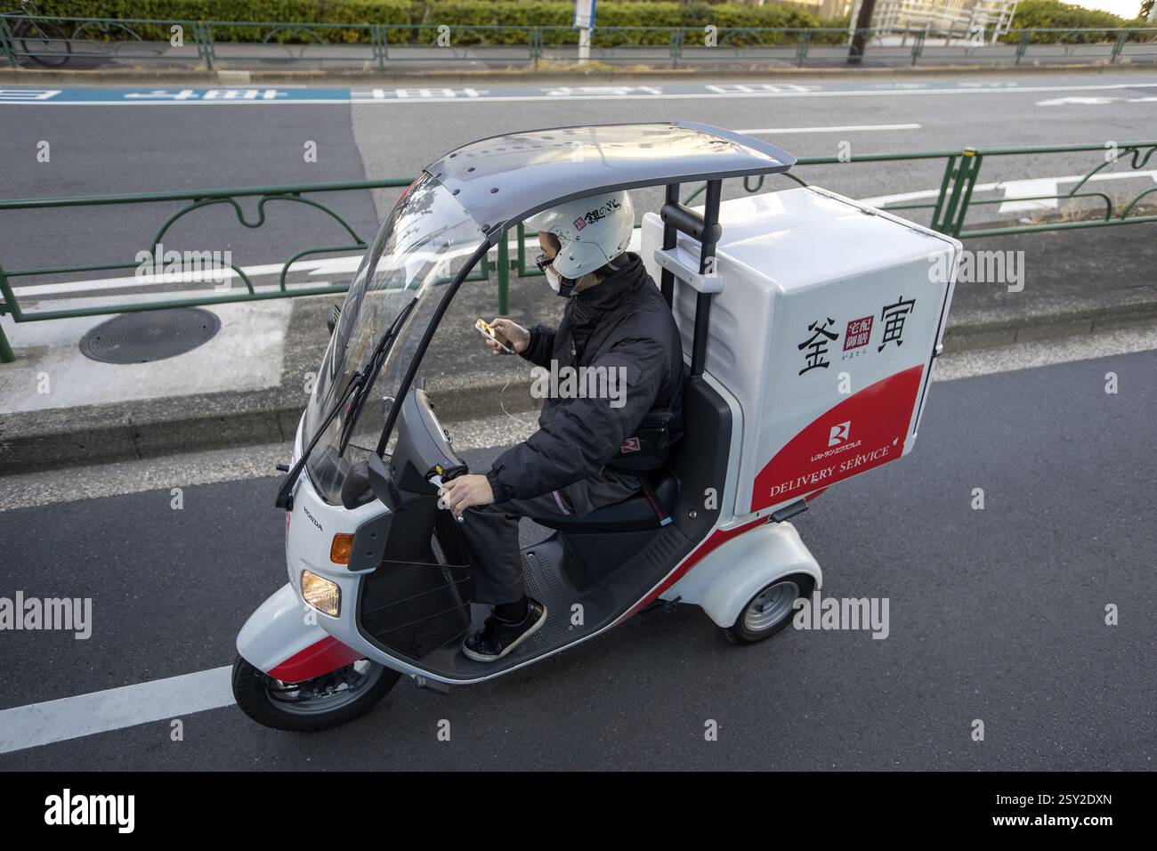 Three wheeler delivery service, tokyo, japan Stock Photo - Alamy