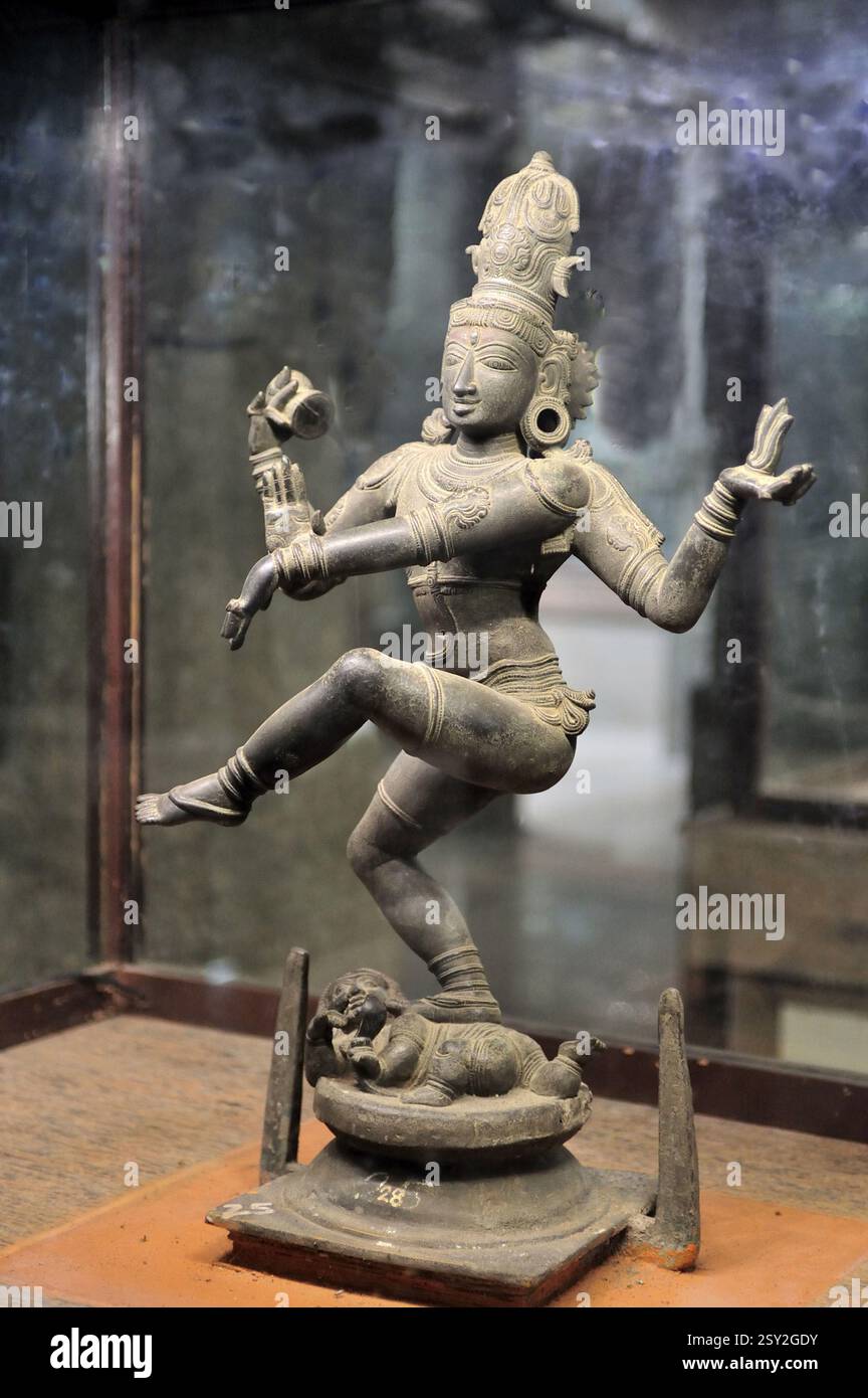 Bronze statue of nataraja chola dynasty in meenakshi temple madurai ...