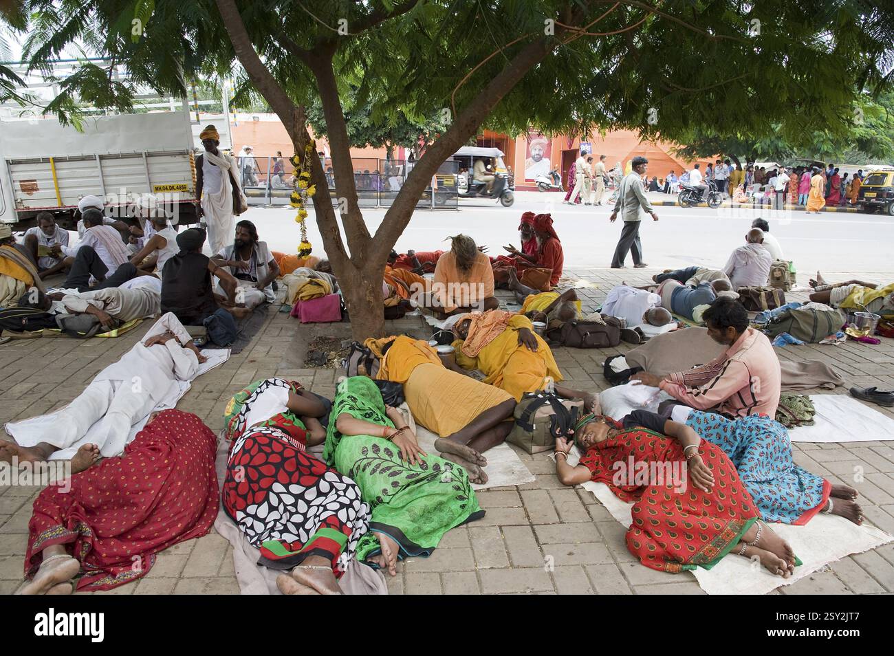 Devotees sleep under tree, Nasik, maharashtra, india, asia Stock Photo ...