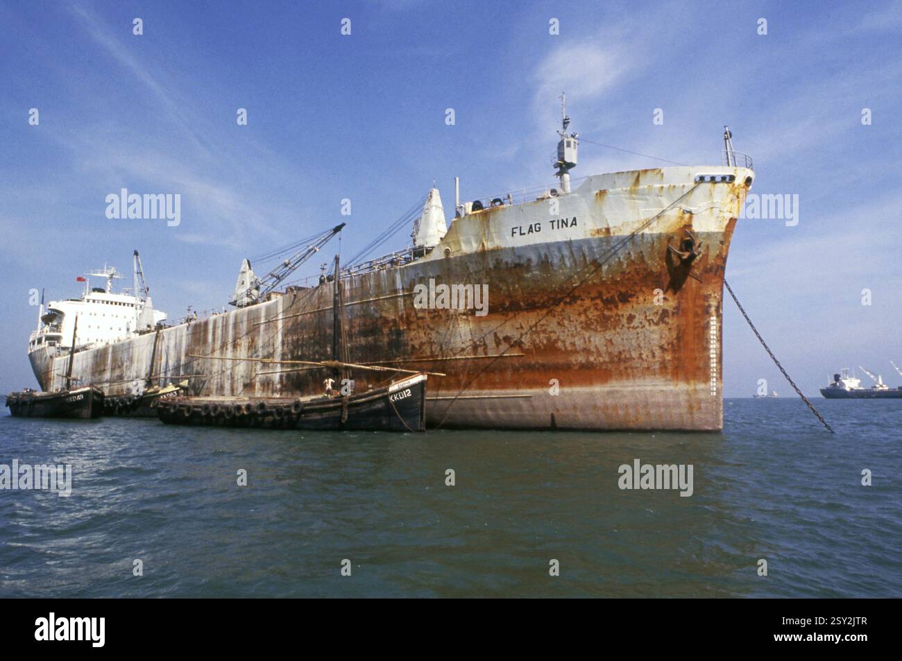 Boat load of people and cargo hi-res stock photography and images - Alamy