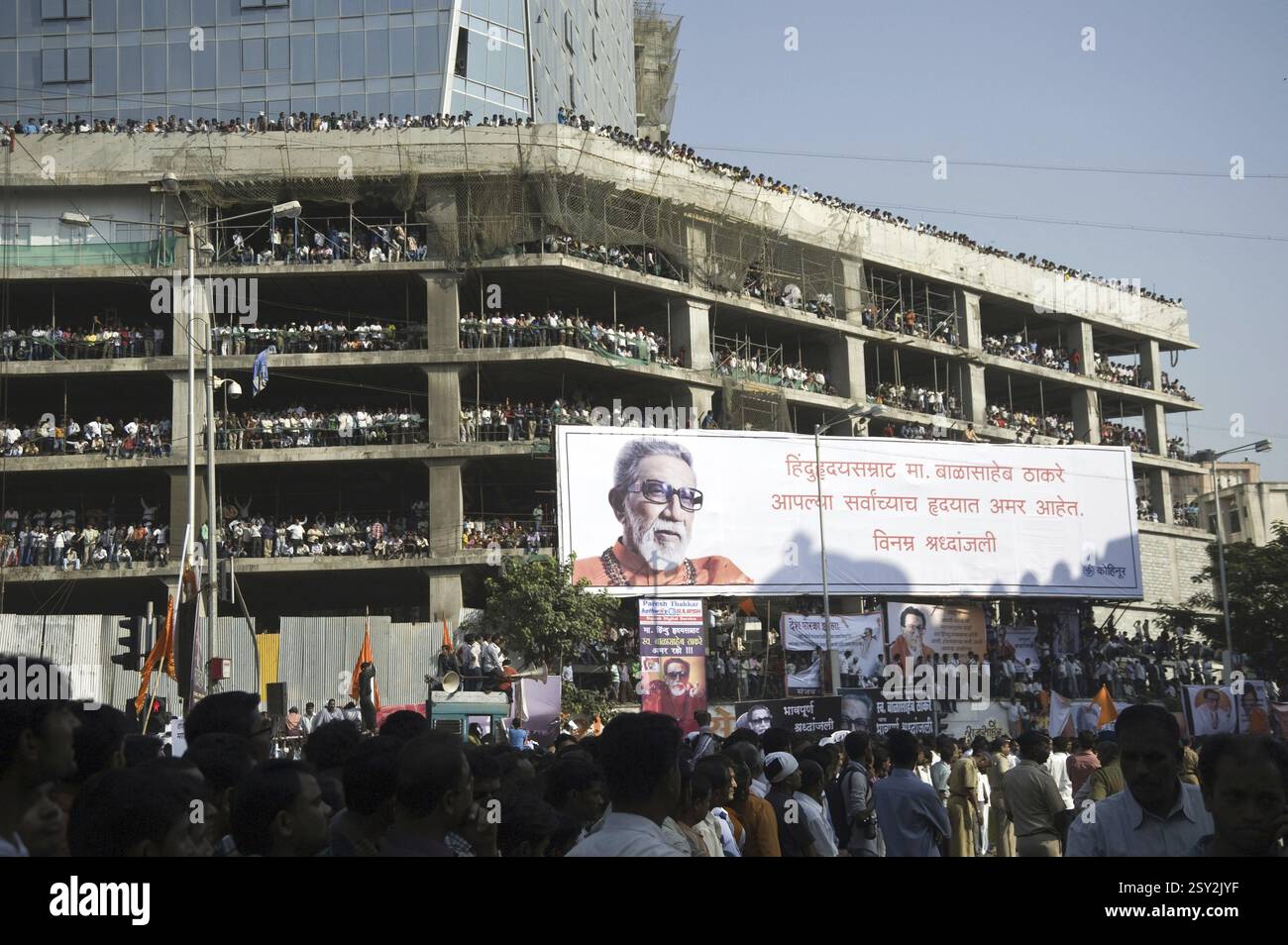 People in building funeral of Shiv Sena Chief Bal Thackeray mumbai ...