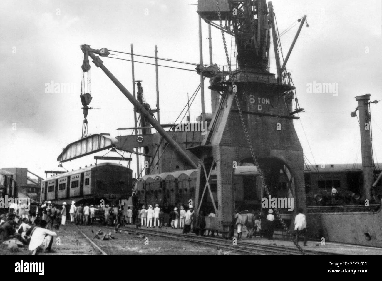 Mumbai port loading hi-res stock photography and images - Alamy