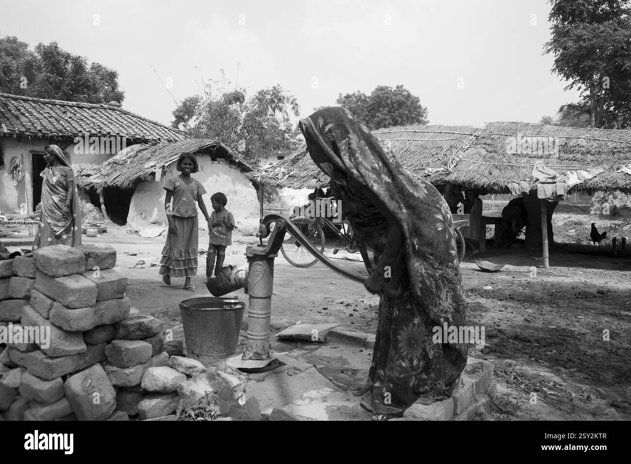 Woman pumping hand pump, varanasi, uttar pradesh, india, asia Stock ...