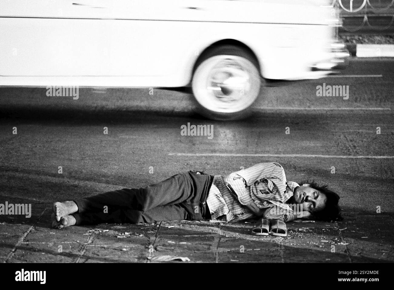 Man sleeping on pavement in traffic Mumbai Maharashtra India Asia 1986 ...
