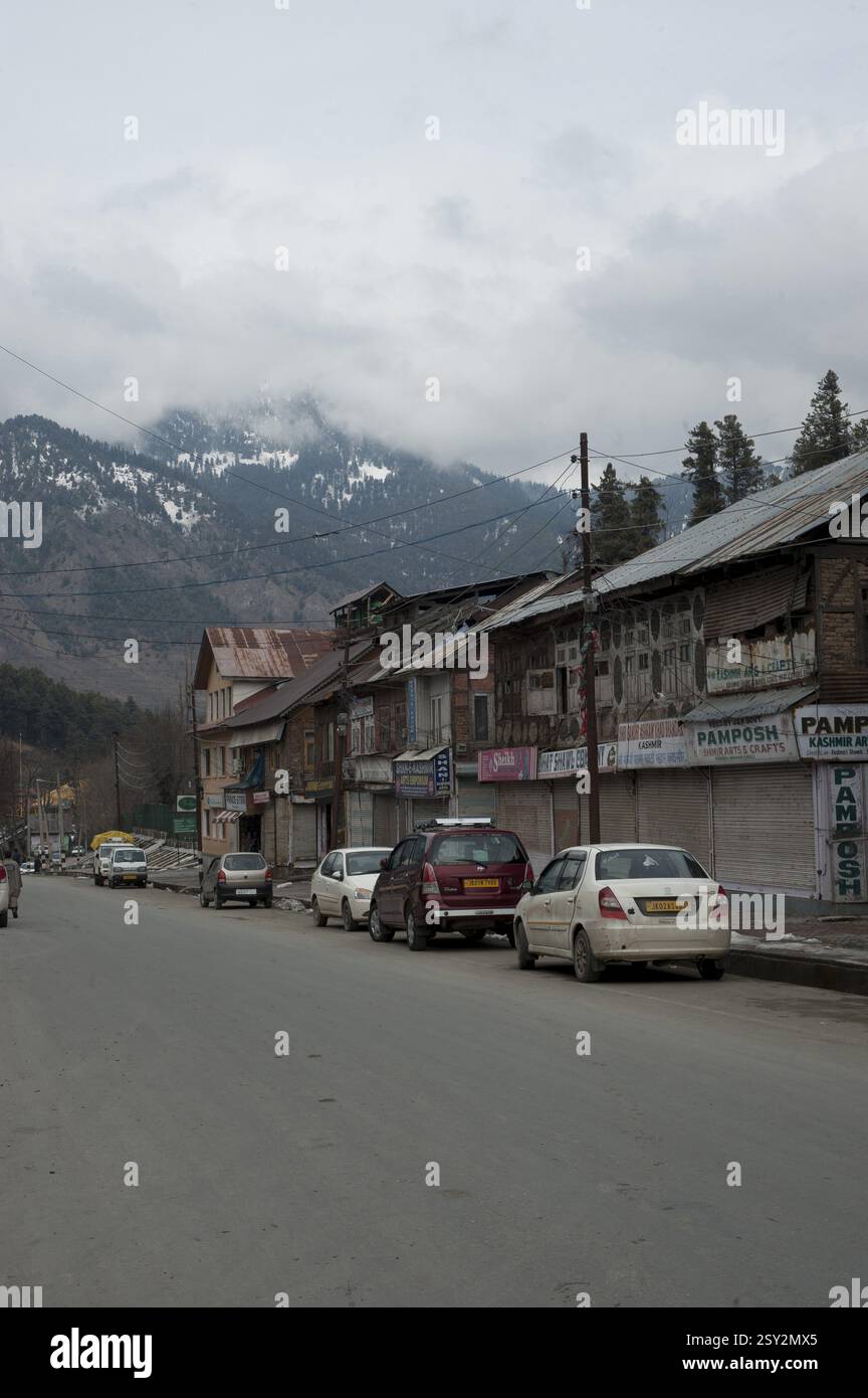 Mall road, pahalgam, kashmir, india, asia Stock Photo - Alamy