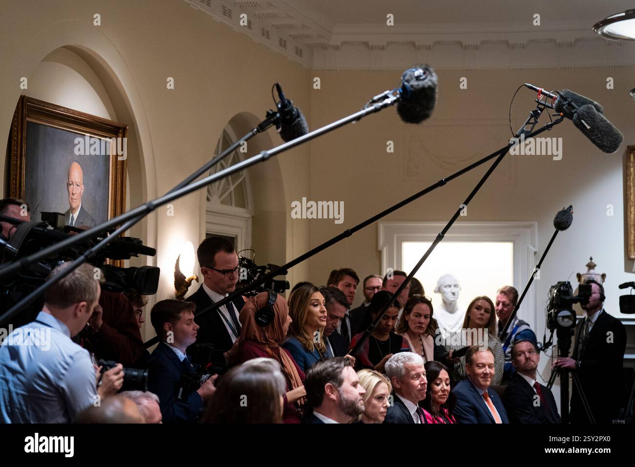 Members of the White House Press Pool ask questions to US President ...