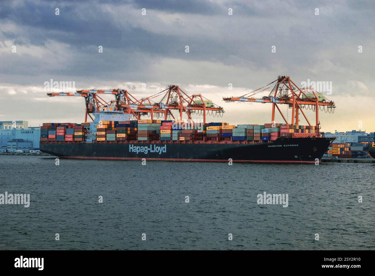 Loading containers on cargo ship at tokyo, harbour, japan Stock Photo ...