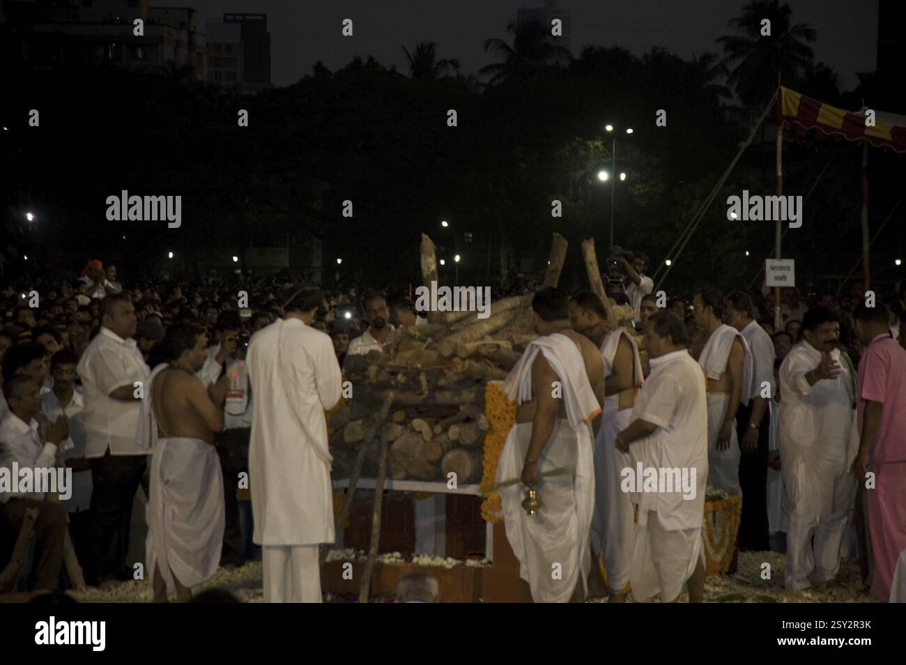 Uddhav Thackeray attend funeral of Balasaheb Thackeray at shivaji park ...