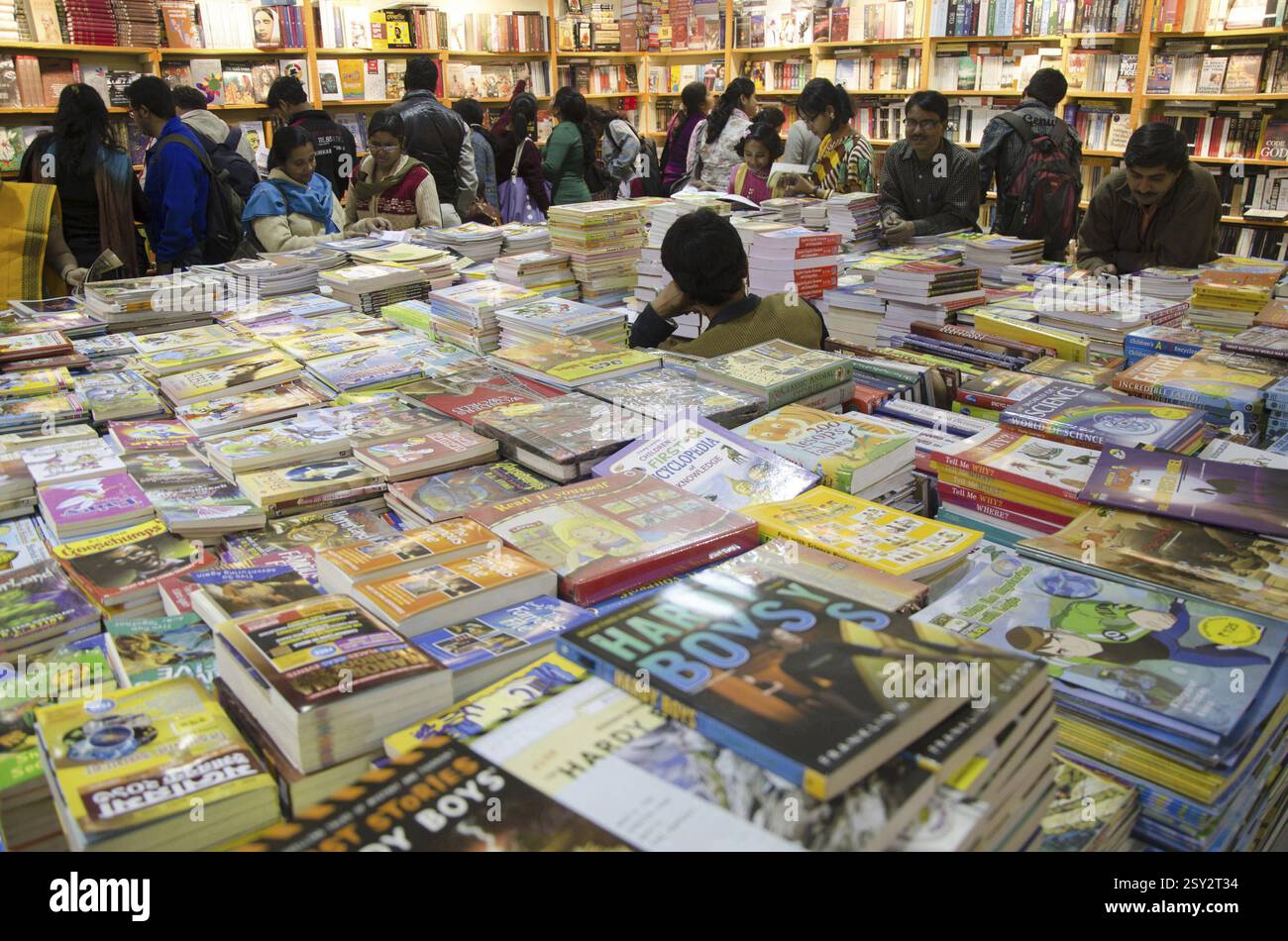 Men women watching books hi-res stock photography and images - Alamy