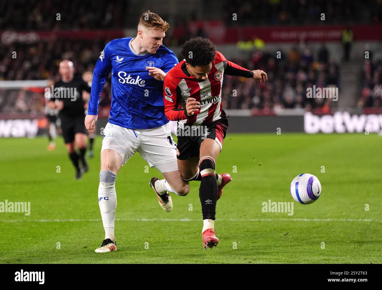 Everton's Jake O'Brien (left) and Brentford's Kevin Schade battle for ...