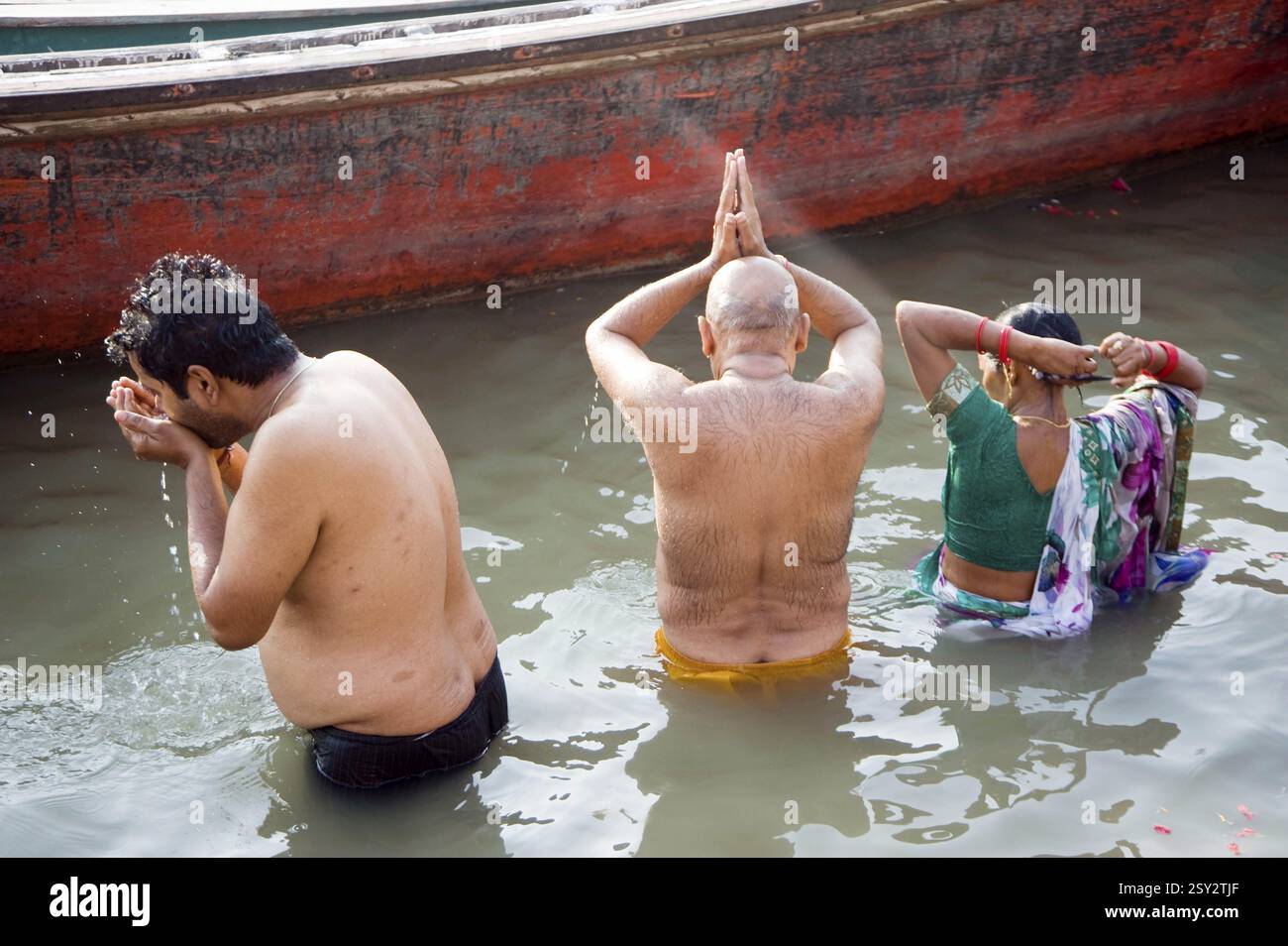 Pilgrims bathing at ganga ghat, varanasi, uttar pradesh, india, asia ...