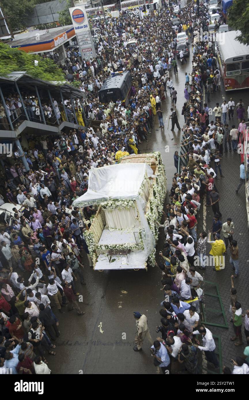 Bollywood superstar actor Rajesh Khanna funeral in Mumbai at ...