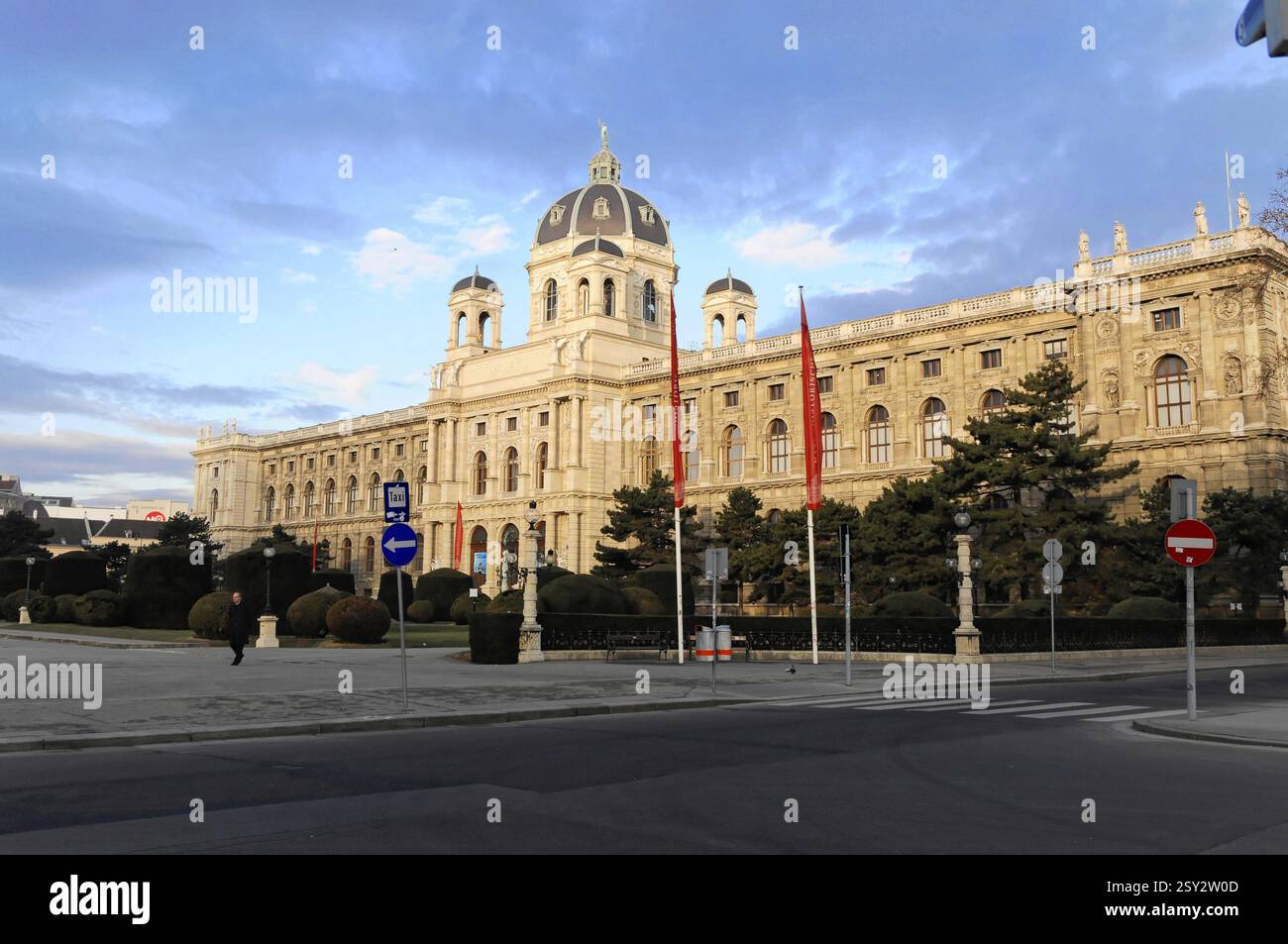 Kunsthistorisches Museum, Ringstrasse, Vienna, Austria, Side view of a ...