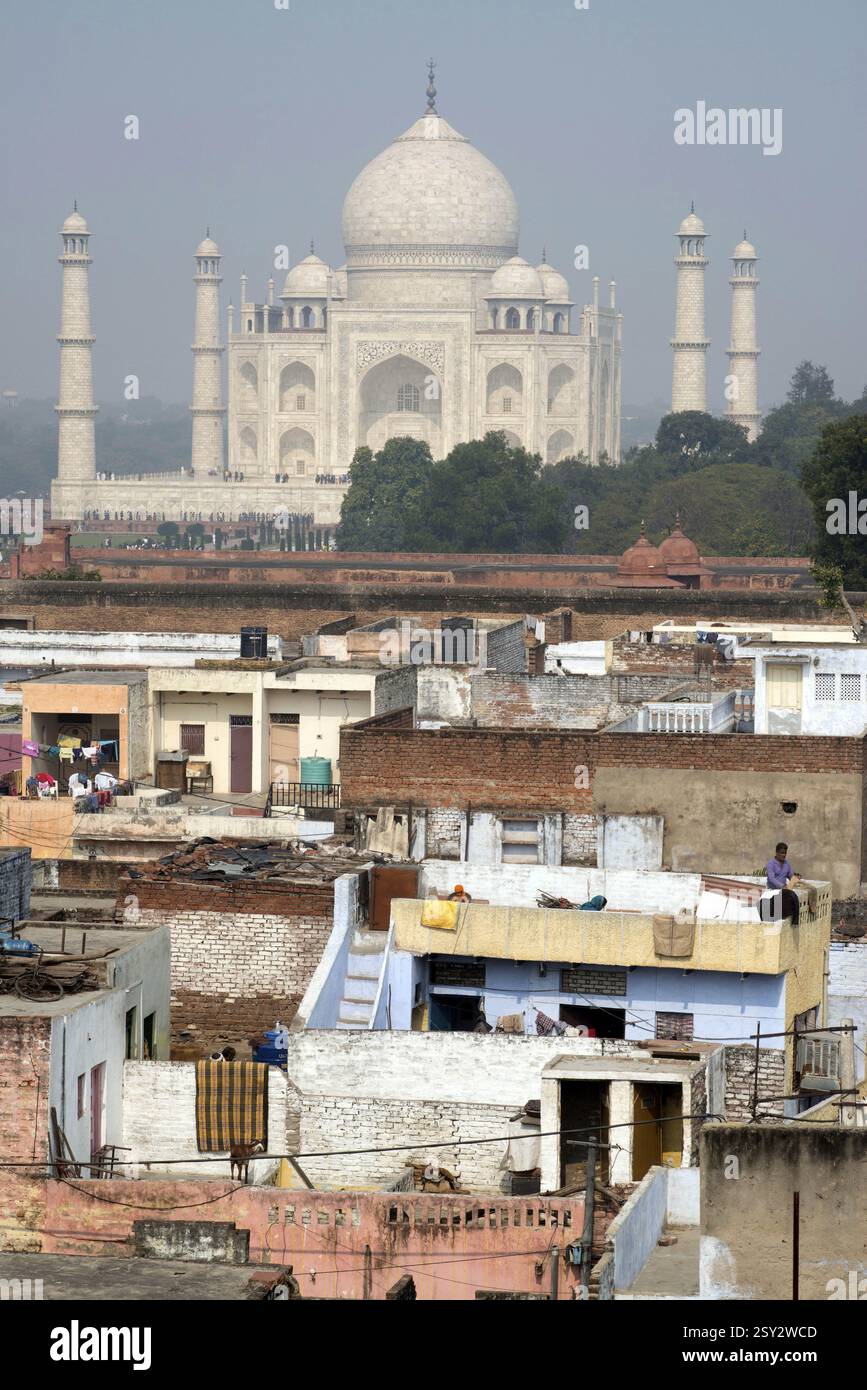 Taj mahal and houses, agra, uttar pradesh, india, asia Stock Photo - Alamy