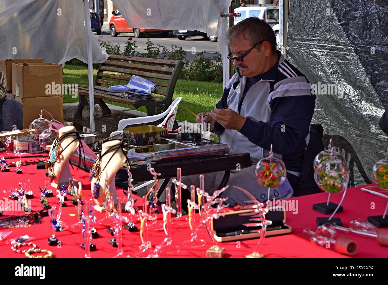 Artisan works in glass hi-res stock photography and images - Alamy