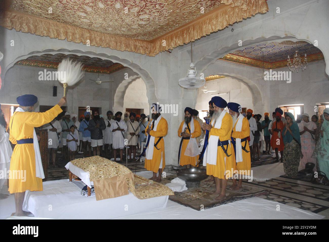 Sikhism performing pooja guru granth sahib, golden temple, amritsar ...
