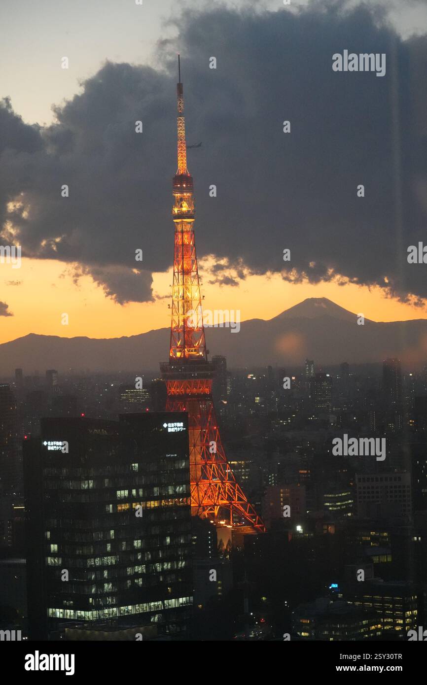 Tokyo skyline, Tokyo Tower and Mount fuji in distance, Tokyo, Japan Stock Photo - Alamy