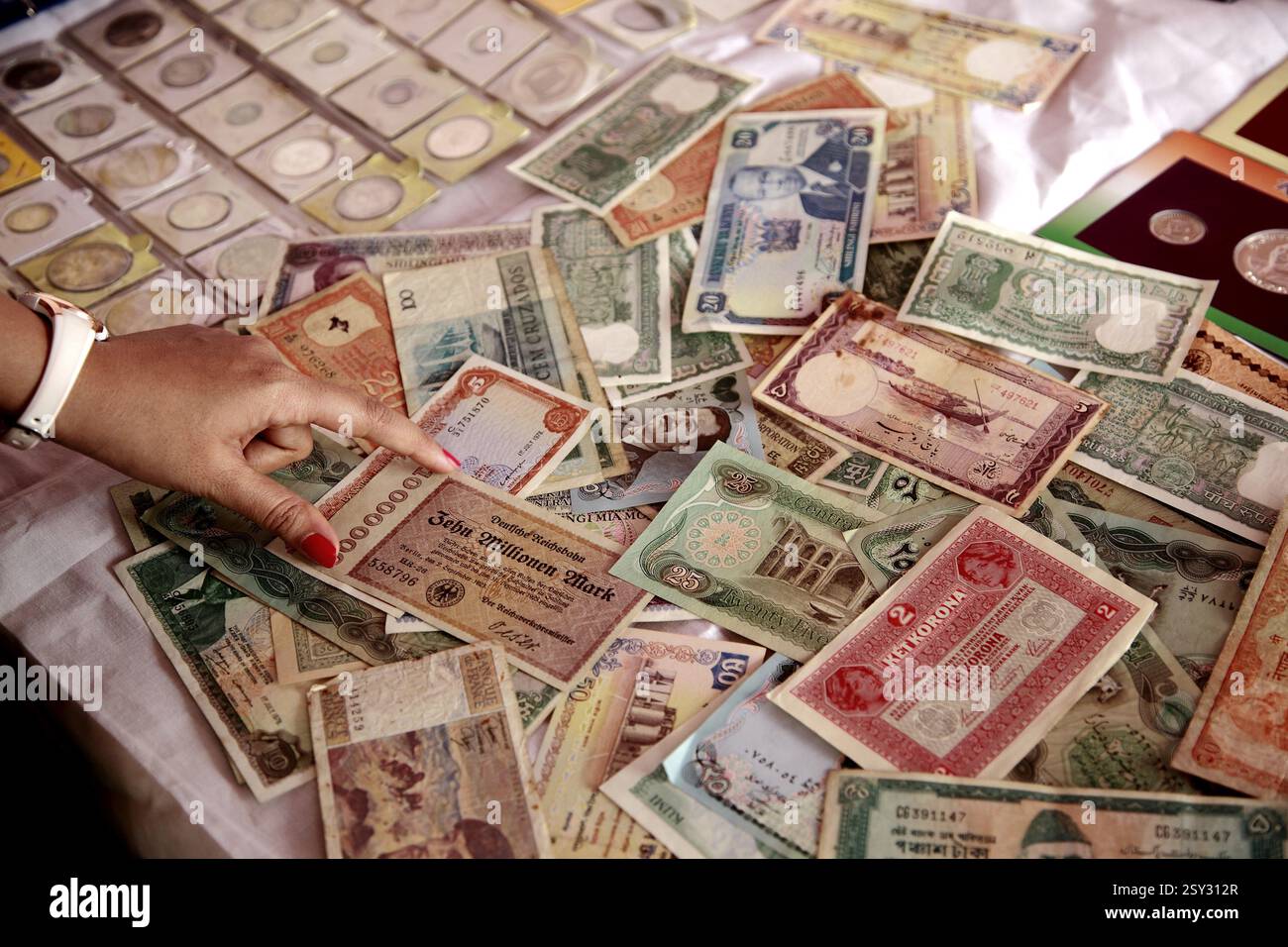 Woman hand picking currency note goa India Asia Stock Photo - Alamy