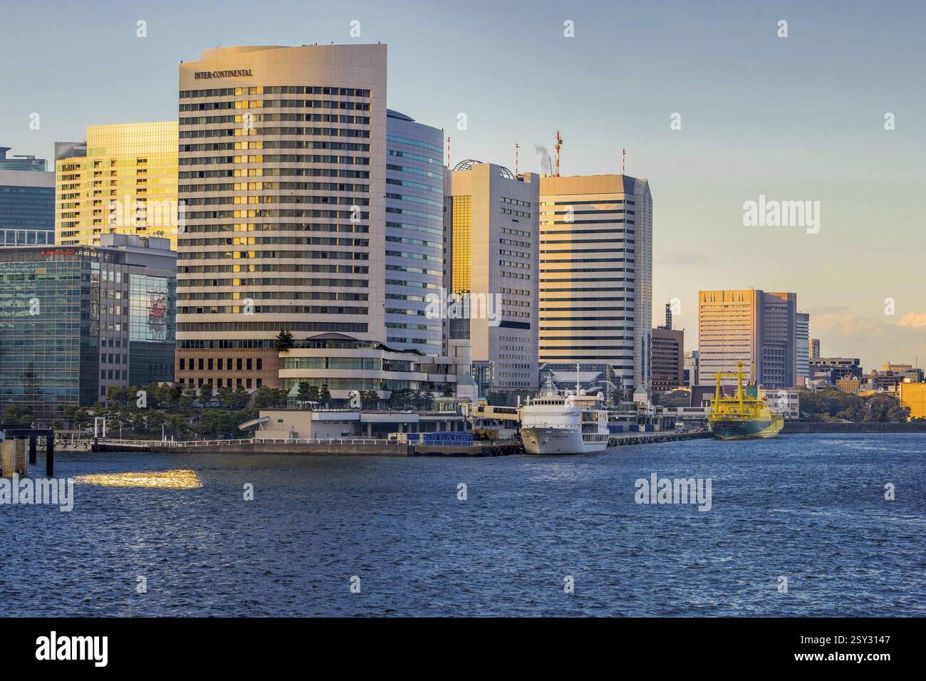 Cruise boat jetty, tokyo, harbour, japan Stock Photo - Alamy