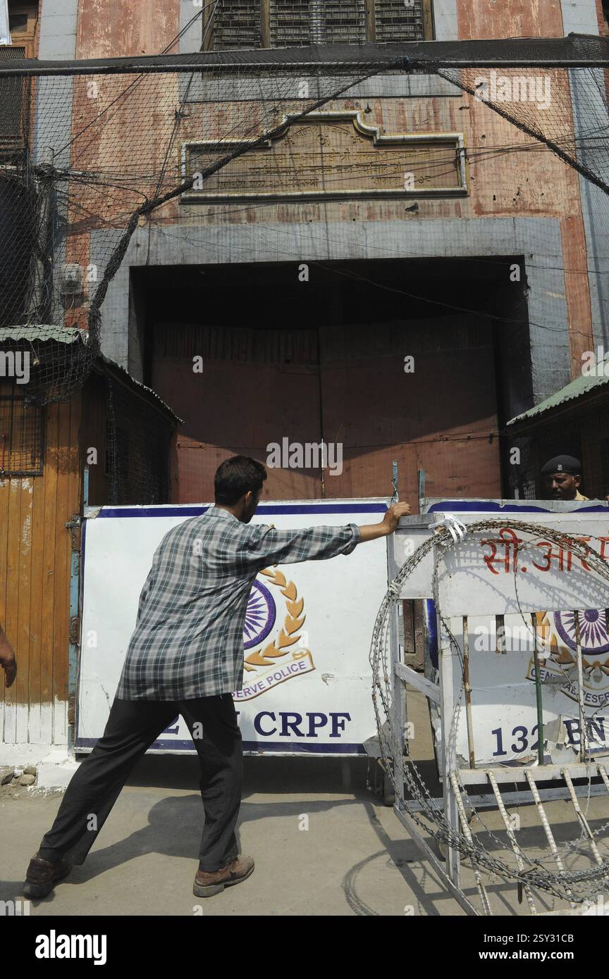 Police constable, Srinagar, jammu Kashmir, india, asia Stock Photo - Alamy