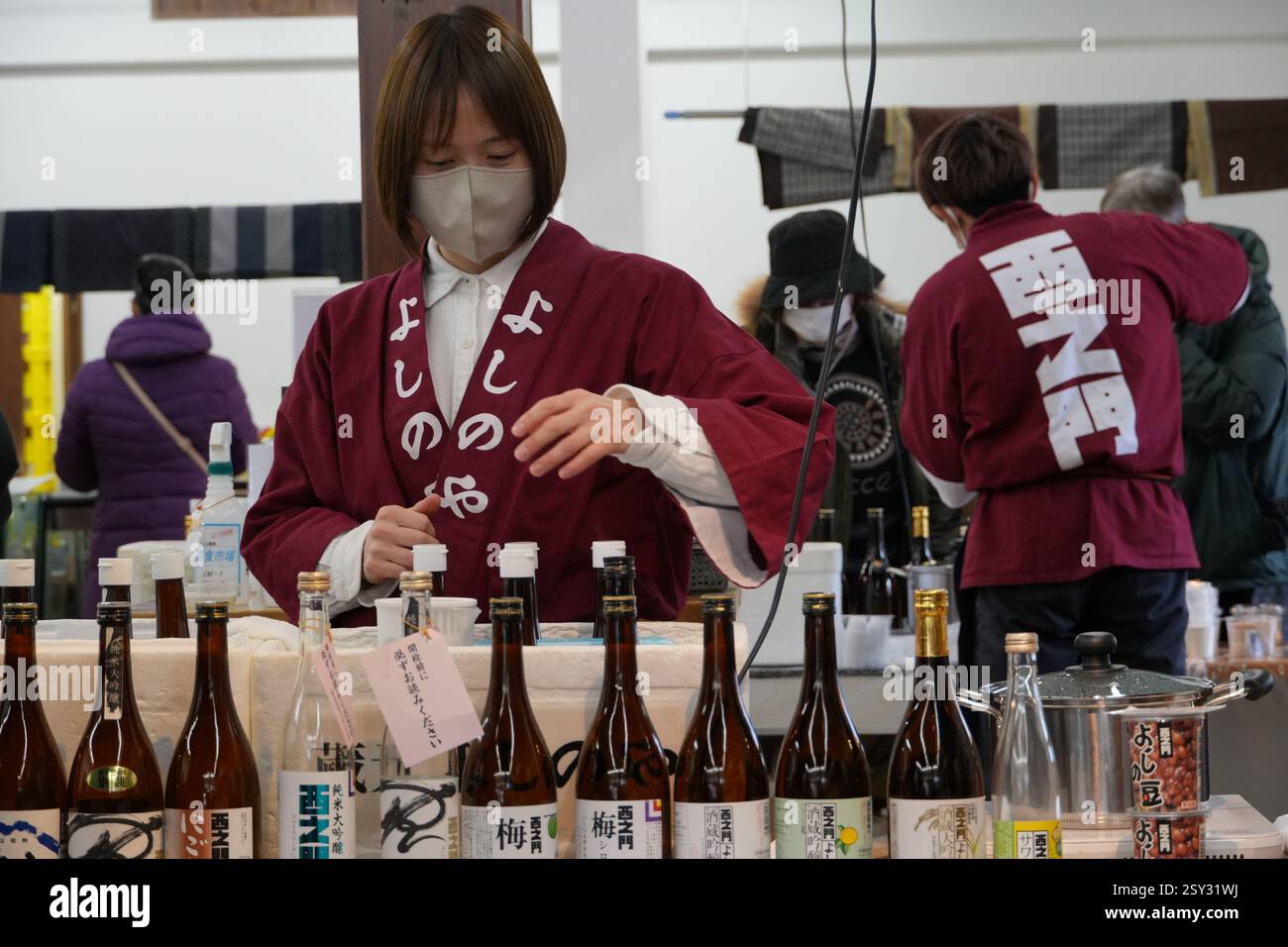 Lady preparing tasting samples of Sake, Japan Stock Photo - Alamy