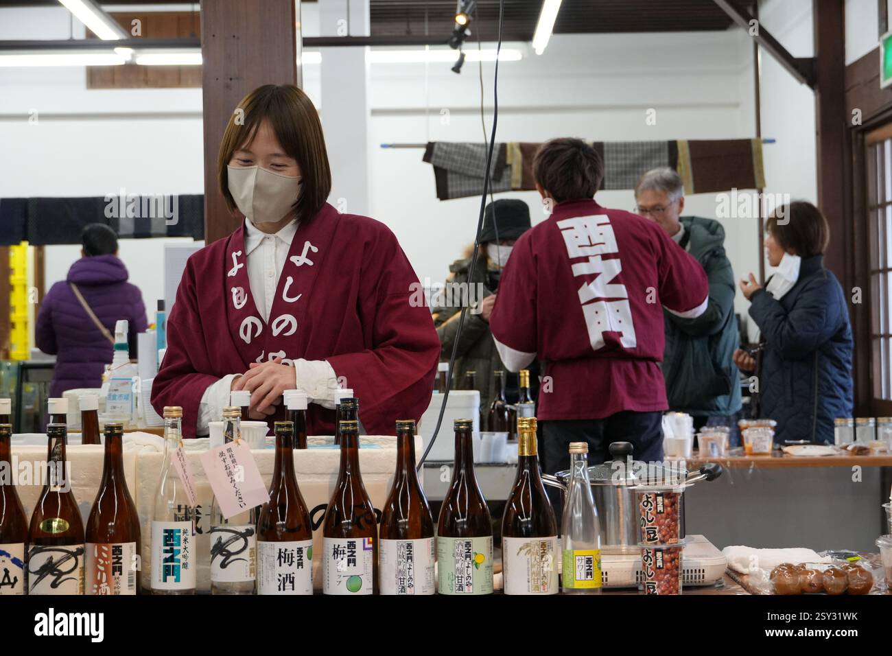 Lady preparing tasting samples of Sake, Japan Stock Photo - Alamy