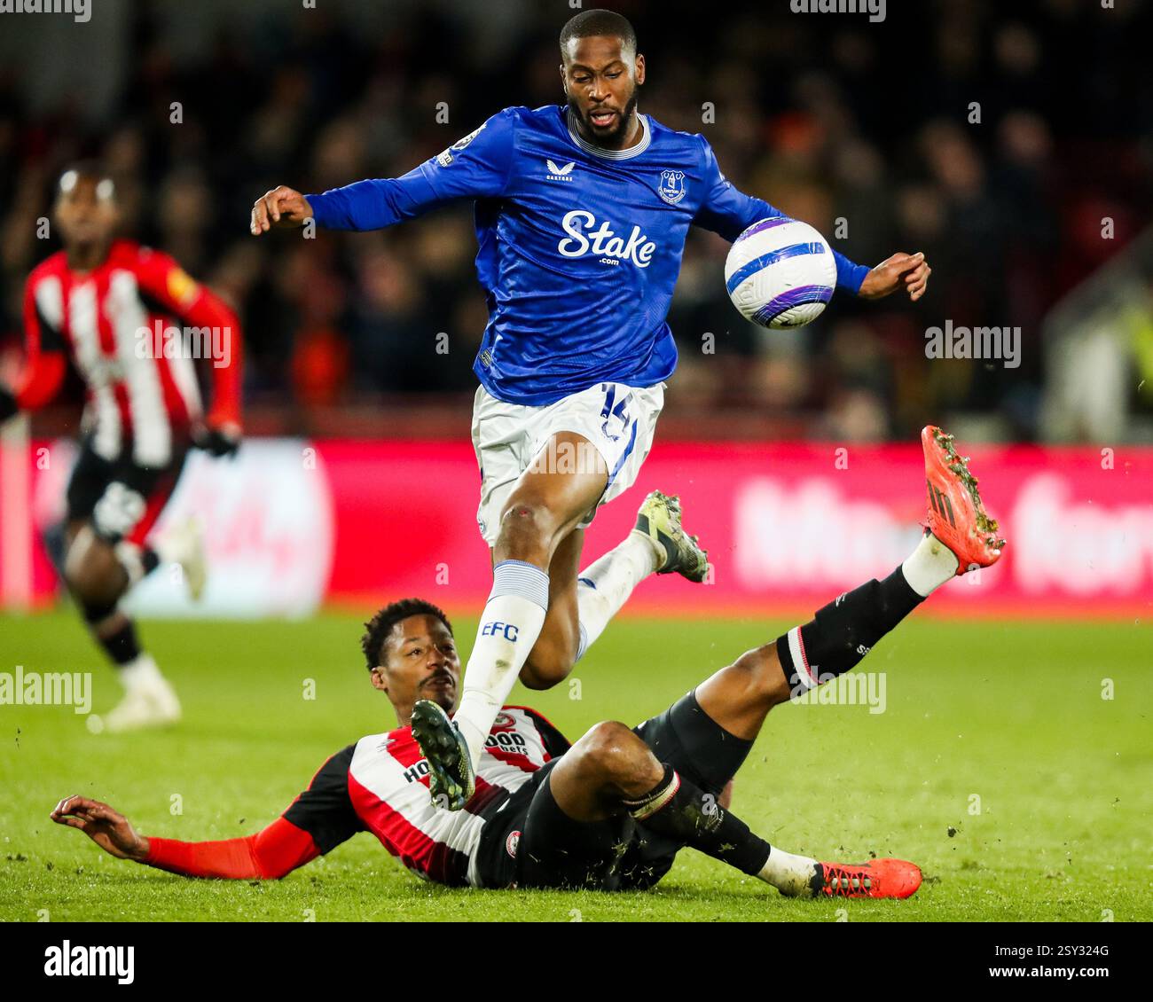 London, UK. 26th Feb, 2025. Beto of Everton is challenged by Ethan ...