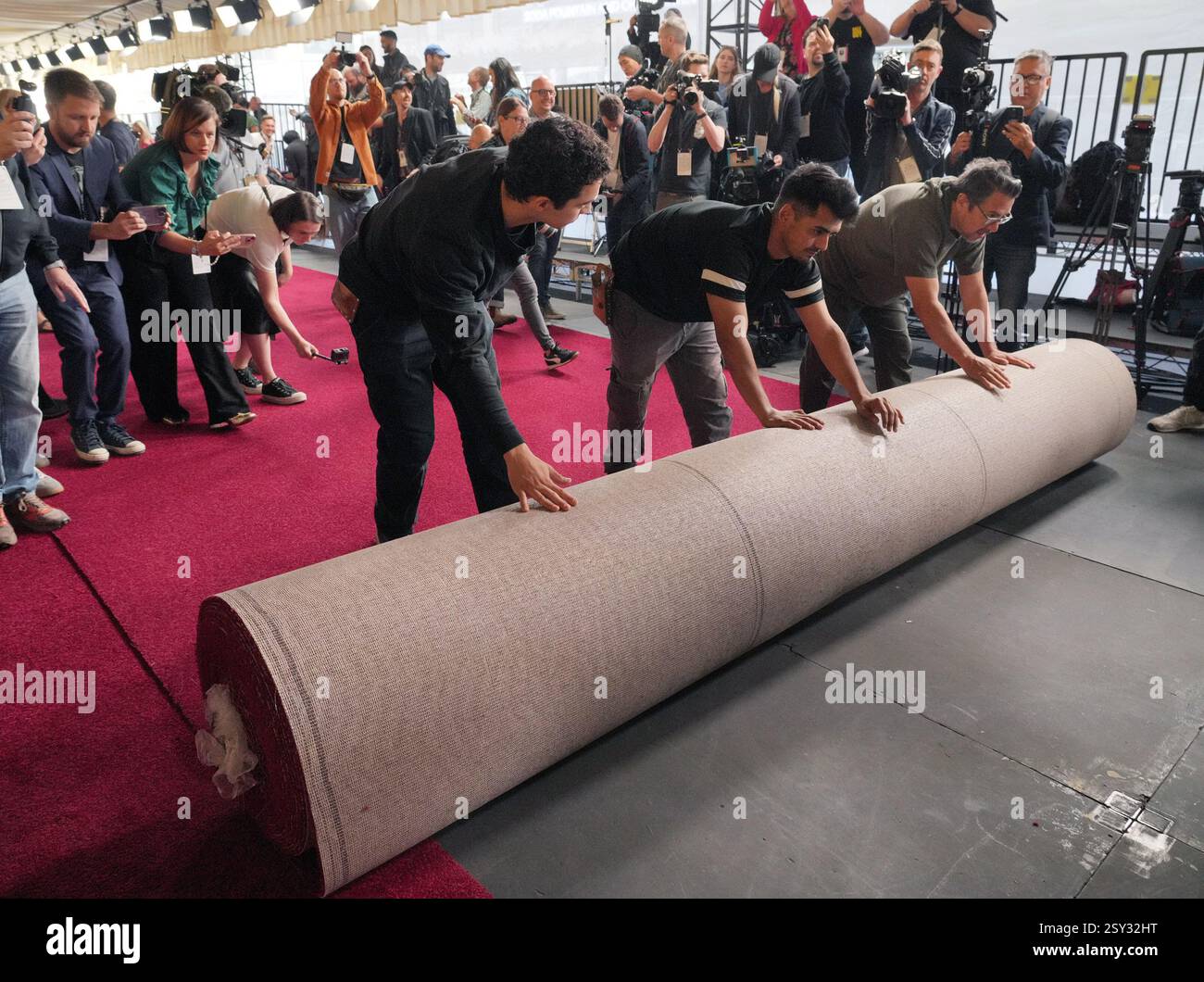 Los Angeles, USA. 26th Feb, 2025. Atmosphere at The 97th Oscars Red ...