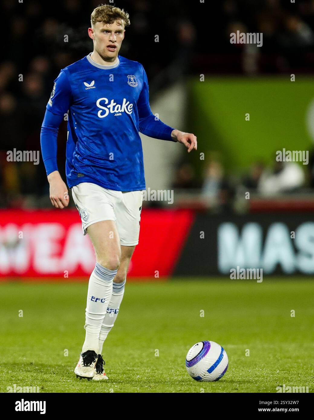 Jarrad Branthwaite of Everton runs with the ball during the Premier ...
