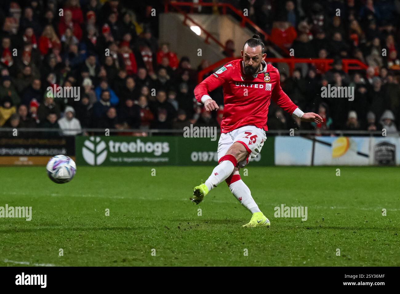 Steven Fletcher of Wrexham scores his penalty during the shoot out ...