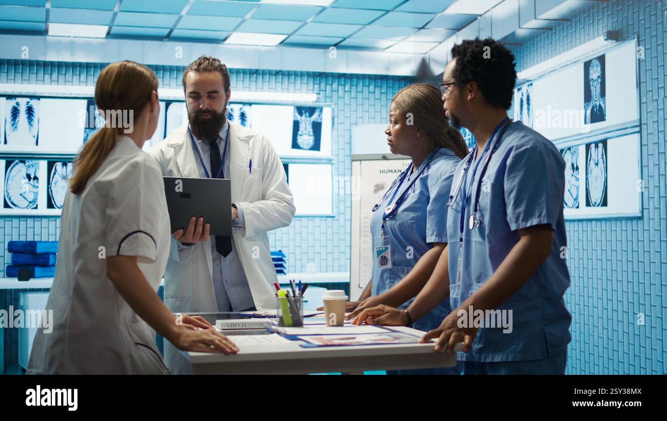 Neuroscience expert reviewing mri brain scan results with doctors ...