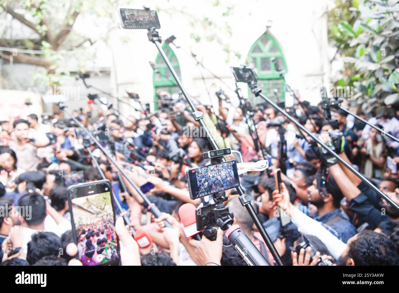 Dhaka, Bangladesh. 26th Feb, 2025. Bangladeshi journalists use mobile phones for mobile ...