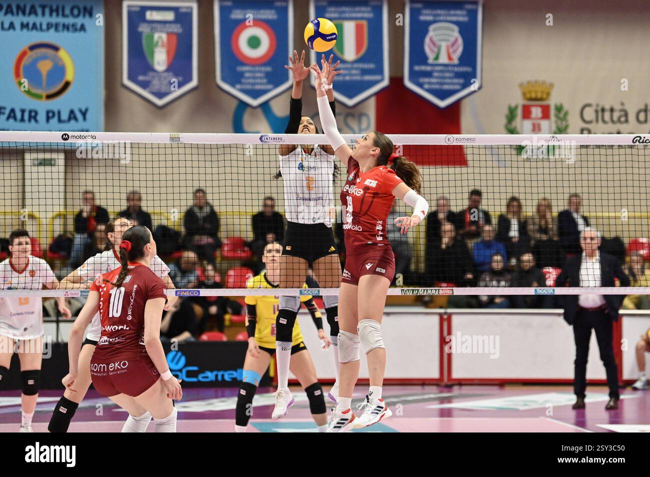 Attack of Jennifer Boldini (Busto Arsizio Volley) Block of Wilma Salas ...