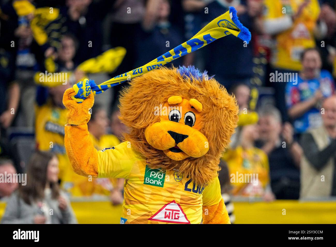 Löwe Conny (Maskottchen, RNL), Einzelbild, Einzelfoto, Aktion, Action ...