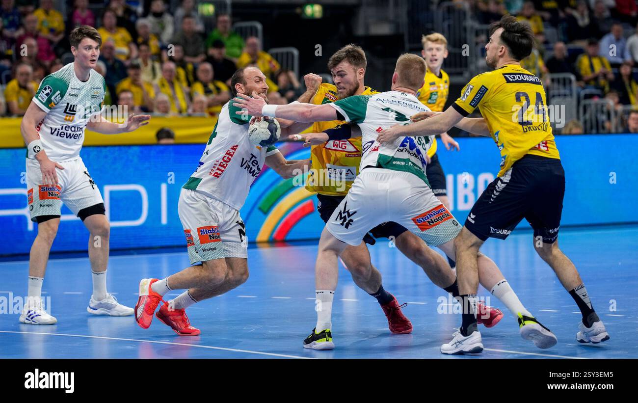 v.li.: Marcel Schiller (Göppingen, 24), Steven Plucnar Jacobsen (RNL, 9 ...