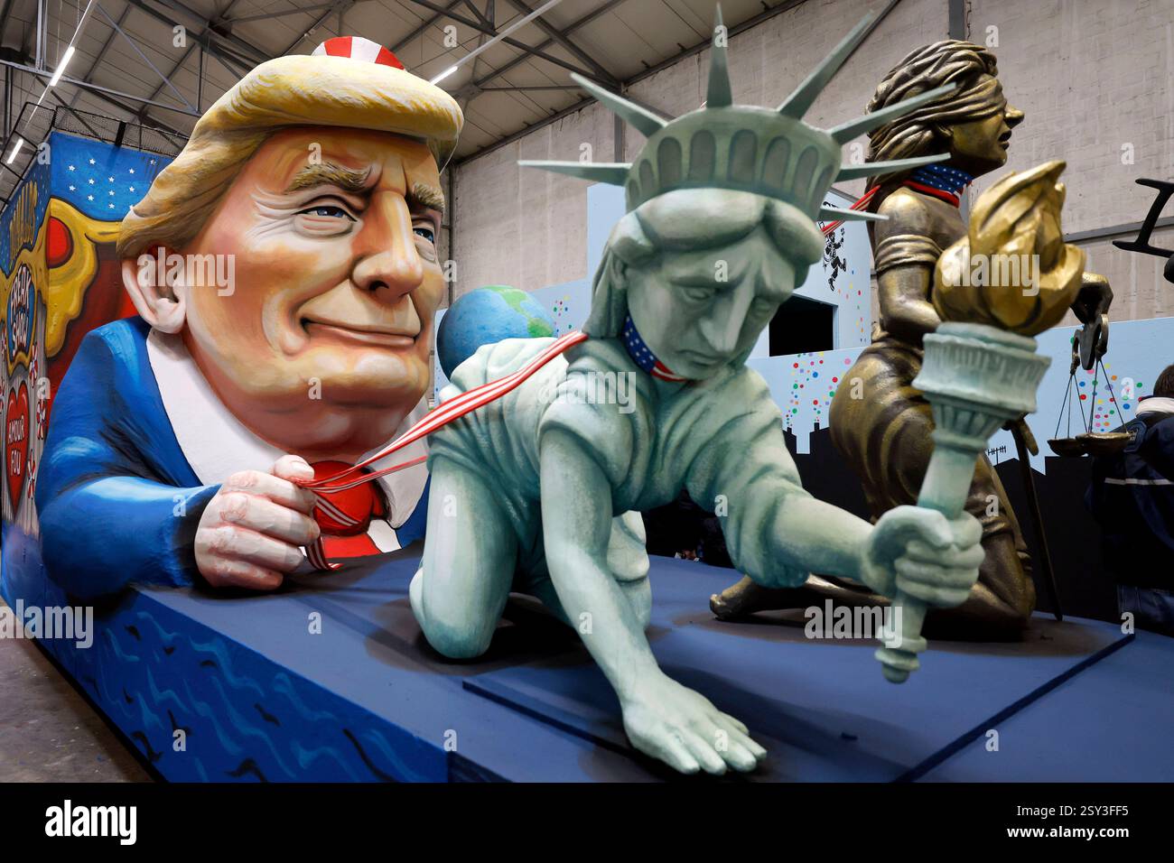 Ein Motivwagen mit US-Präsident Donald Trump mit in Ketten gelegter ...