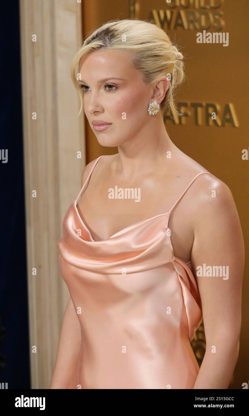 LOS ANGELES, CALIFORNIA - FEBRUARY 23: Millie Bobby Brown attends the ... LOS ANGELES, CALIFORNIA - FEBRUARY 23: Millie Bobby Brown attends the ...