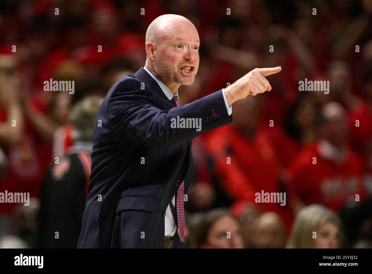 Maryland head coach Kevin Willard points during the first half of an ...
