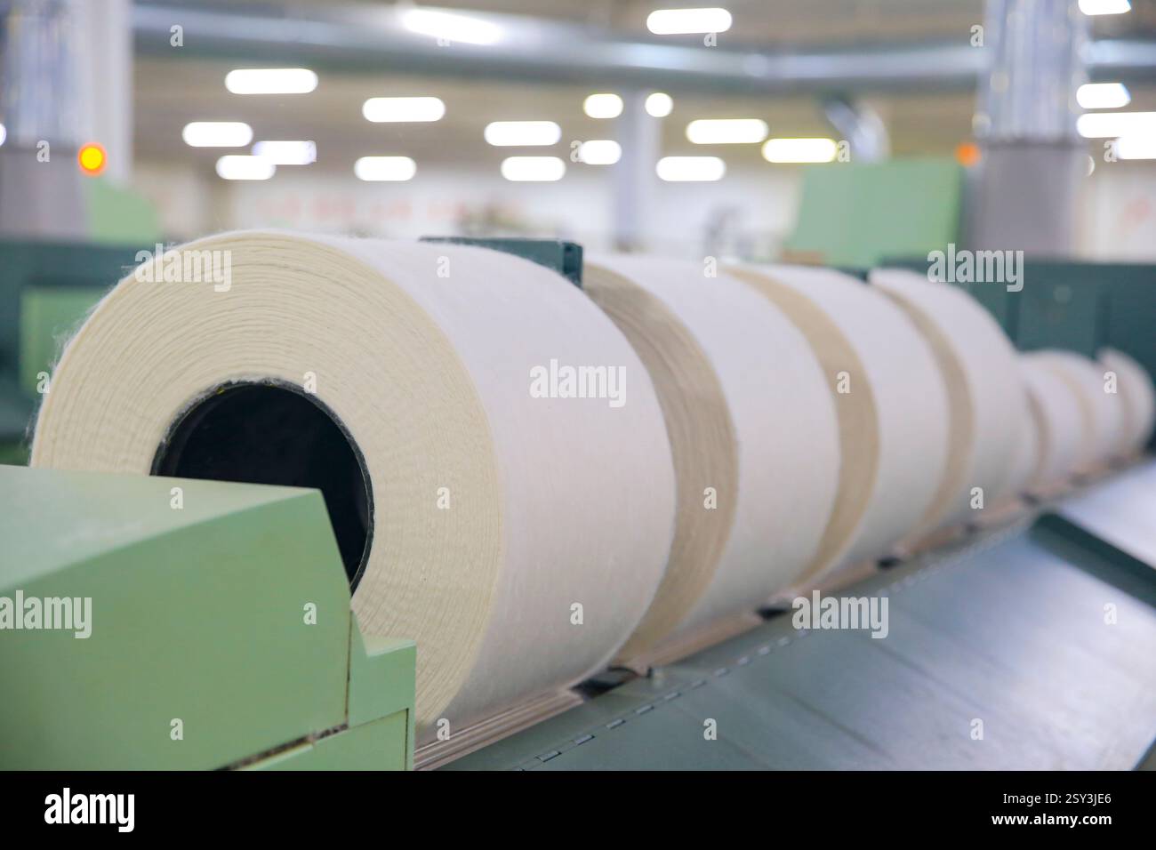 The cotton group is in the spinning production line factory, very clean ...