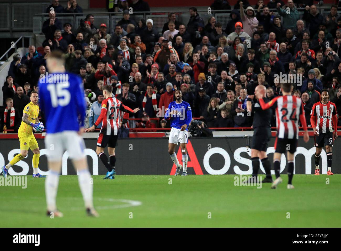 Brentford, UK. 26th Feb, 2025. Forward: Beto (14) of Everton cuts a ...