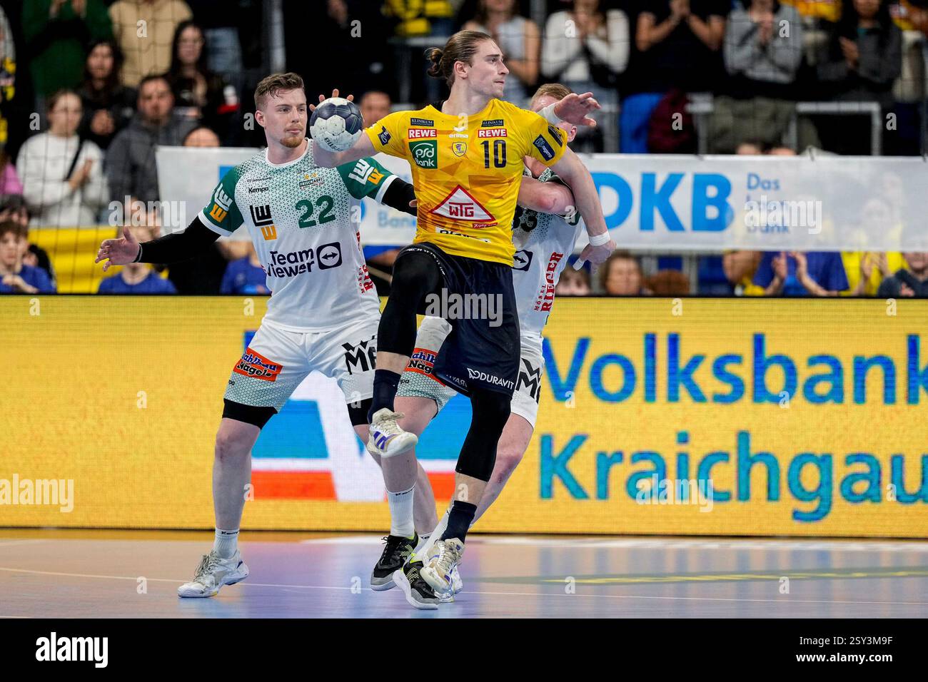 Mannheim, Deutschland. 26th Feb, 2025. v.li.: Erik Persson (Göppingen ...