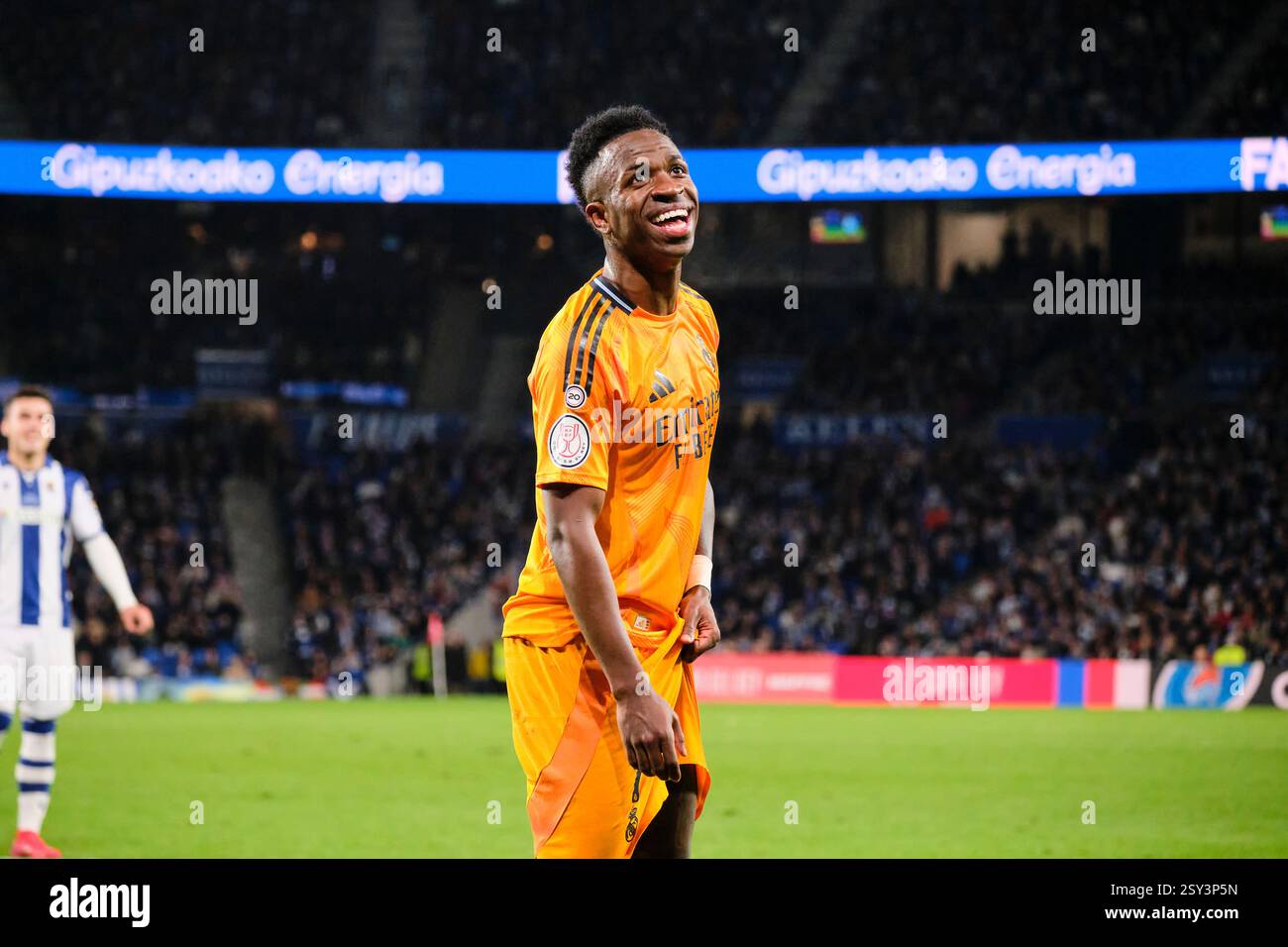 Vinicius jr real madrid trophy hi-res stock photography and images - Alamy