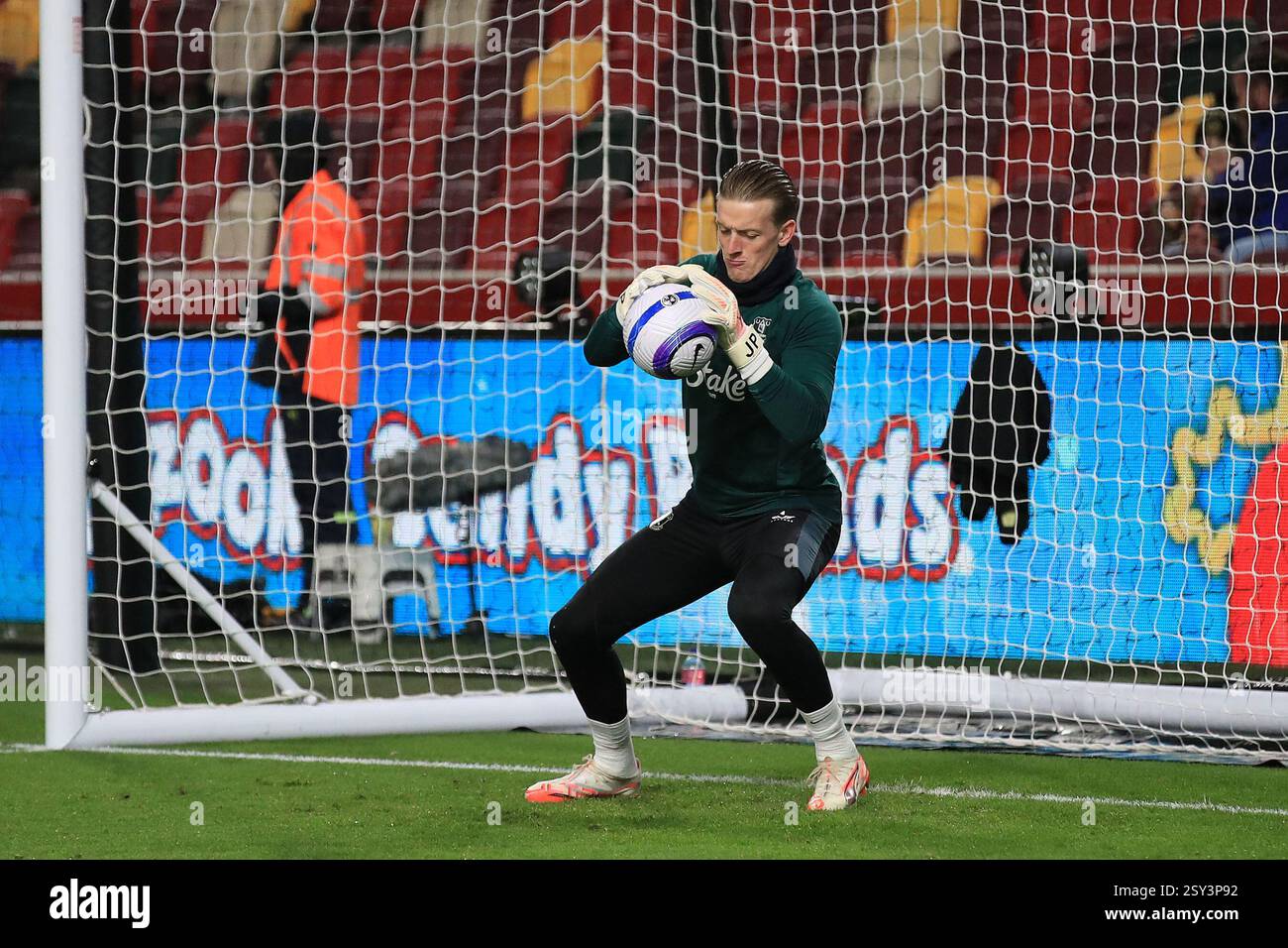 Goalkeeper: Jordan Pickford (1) of Everton warms up prior to kick off ...