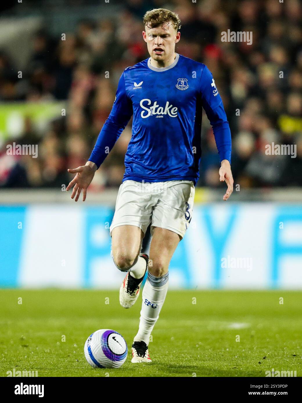 Jarrad Branthwaite of Everton runs with the ball during the Premier ...