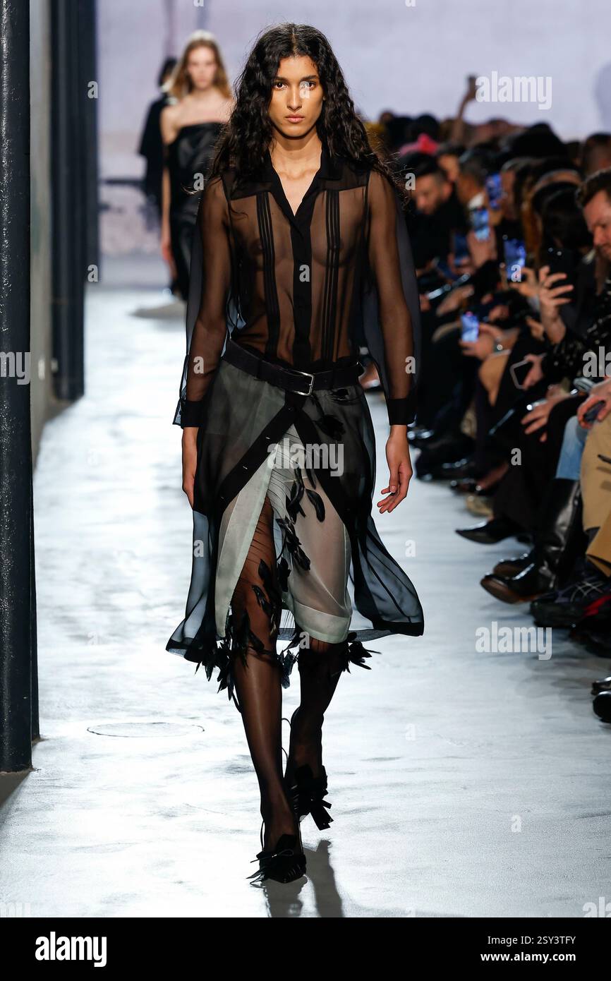 Milan, Italien. 25th Feb, 2025. N.21 Autumn-Winter 2025 runway during ...