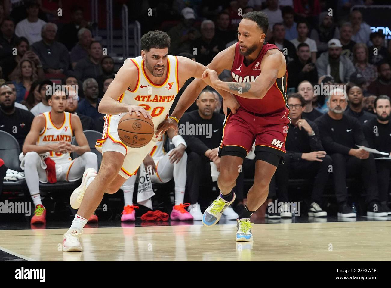 Miami Heat forward Kyle Anderson (20) defends Atlanta Hawks forward ...