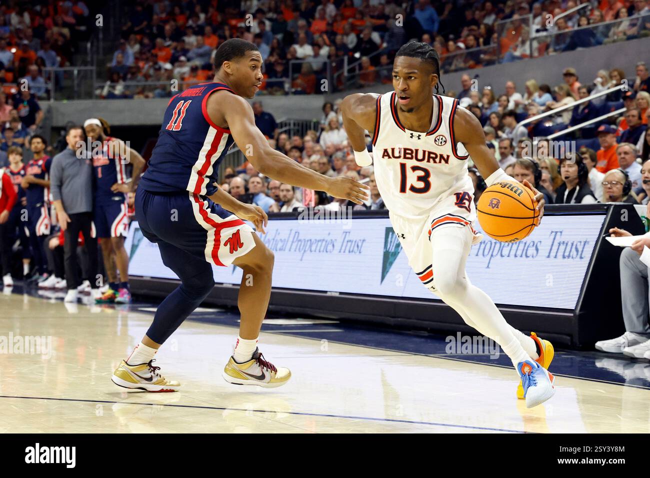 Auburn guard Miles Kelly (13) drives the baseline around Mississippi ...