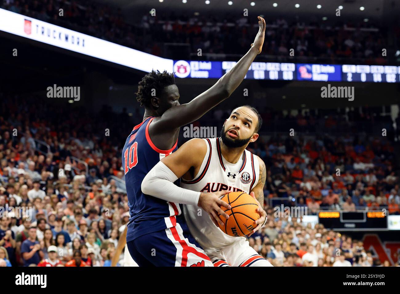 Auburn forward Johni Broome (4) tries to get around Mississippi forward ...
