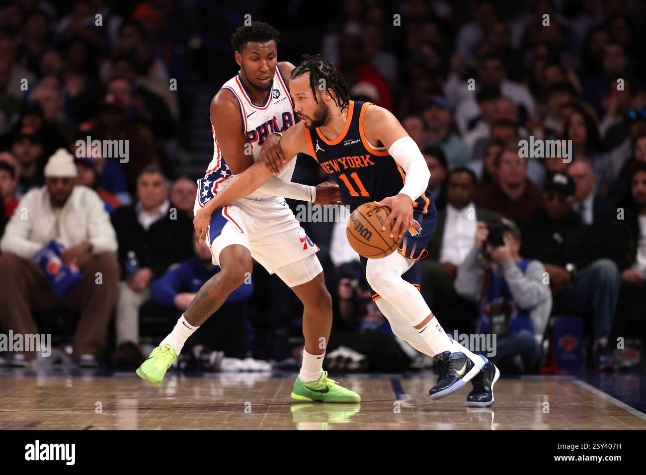 New York Knicks' Jalen Brunson, right, dribbles the ball against ...